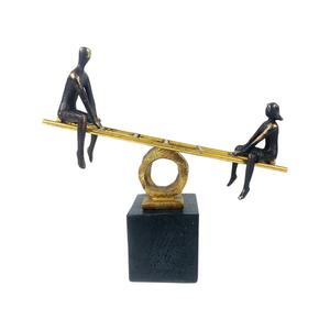 Estatueta De Resina Elby Casal De Gangorra 27 5cm Dourado | Leroy Merlin