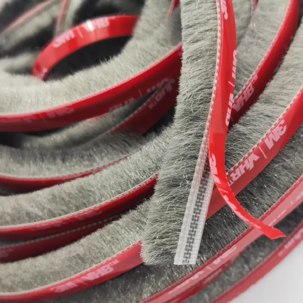 Fita Veda Fresta Escova Vedação Ads 7x10 Cinza 10m | Leroy Merlin