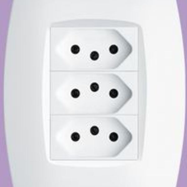Tomada Tripla Fame Elegance 2p+t 10a Ref: 3128 | Leroy Merlin